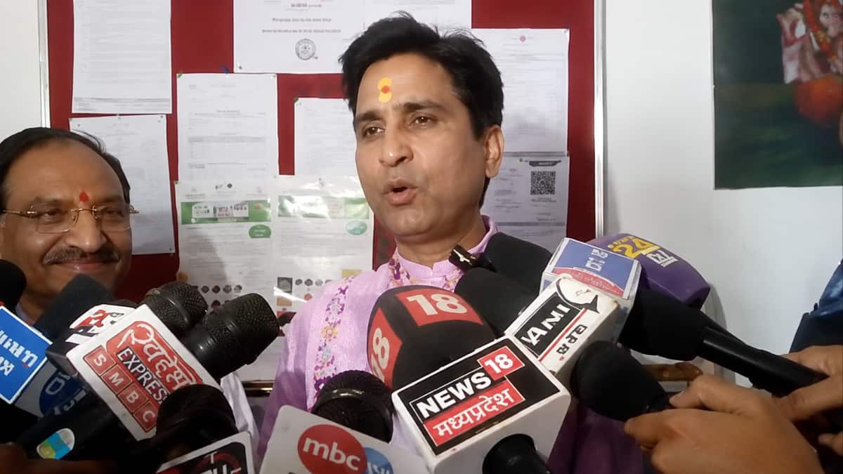 Kumar Vishwas takes a sharp dig at Cockroach Janta Party, says ...