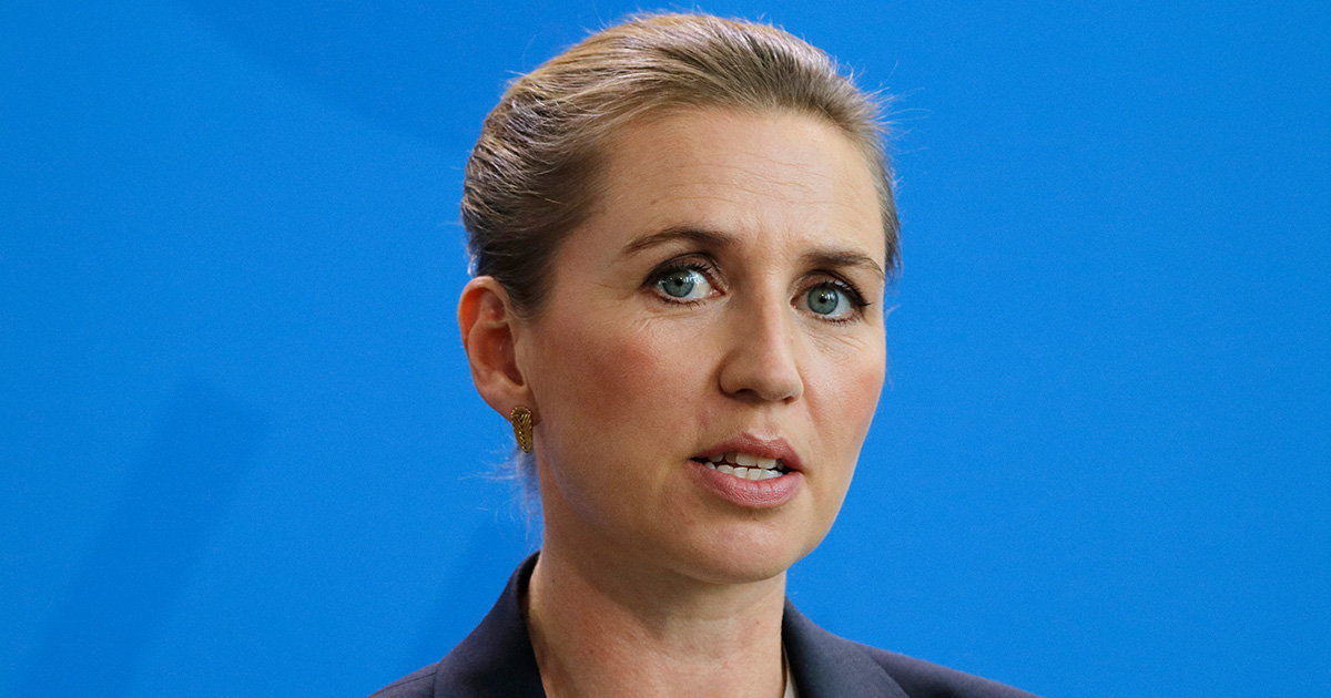 Mette Frederiksen med særlig gestus til kong Frederik og dronning Mary