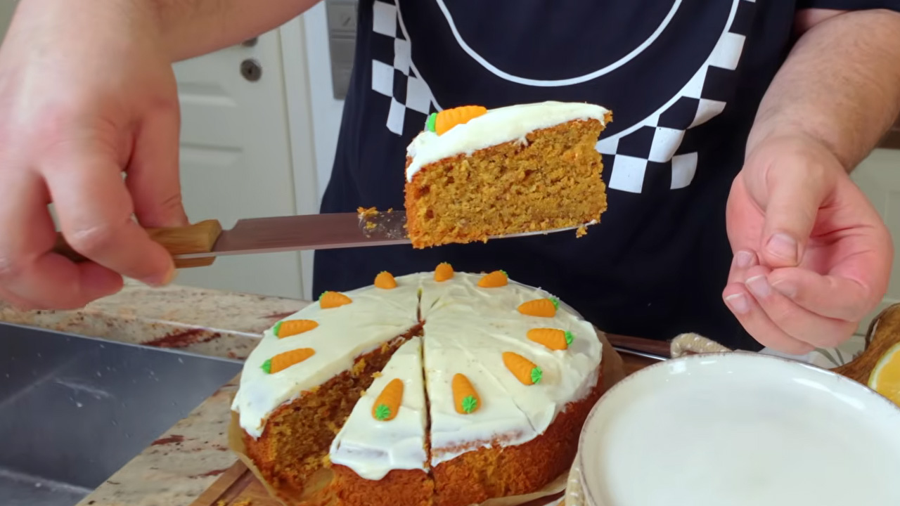 Saftiger Karottenkuchen mit Frischkäse-Frosting