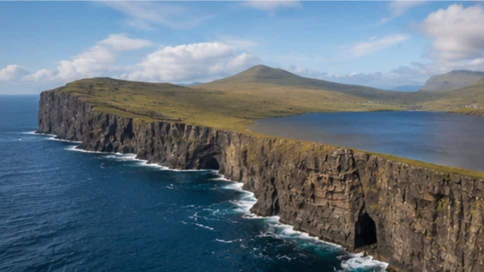 Floating lake or illusion? This loch appears floating above ocean - Did ...