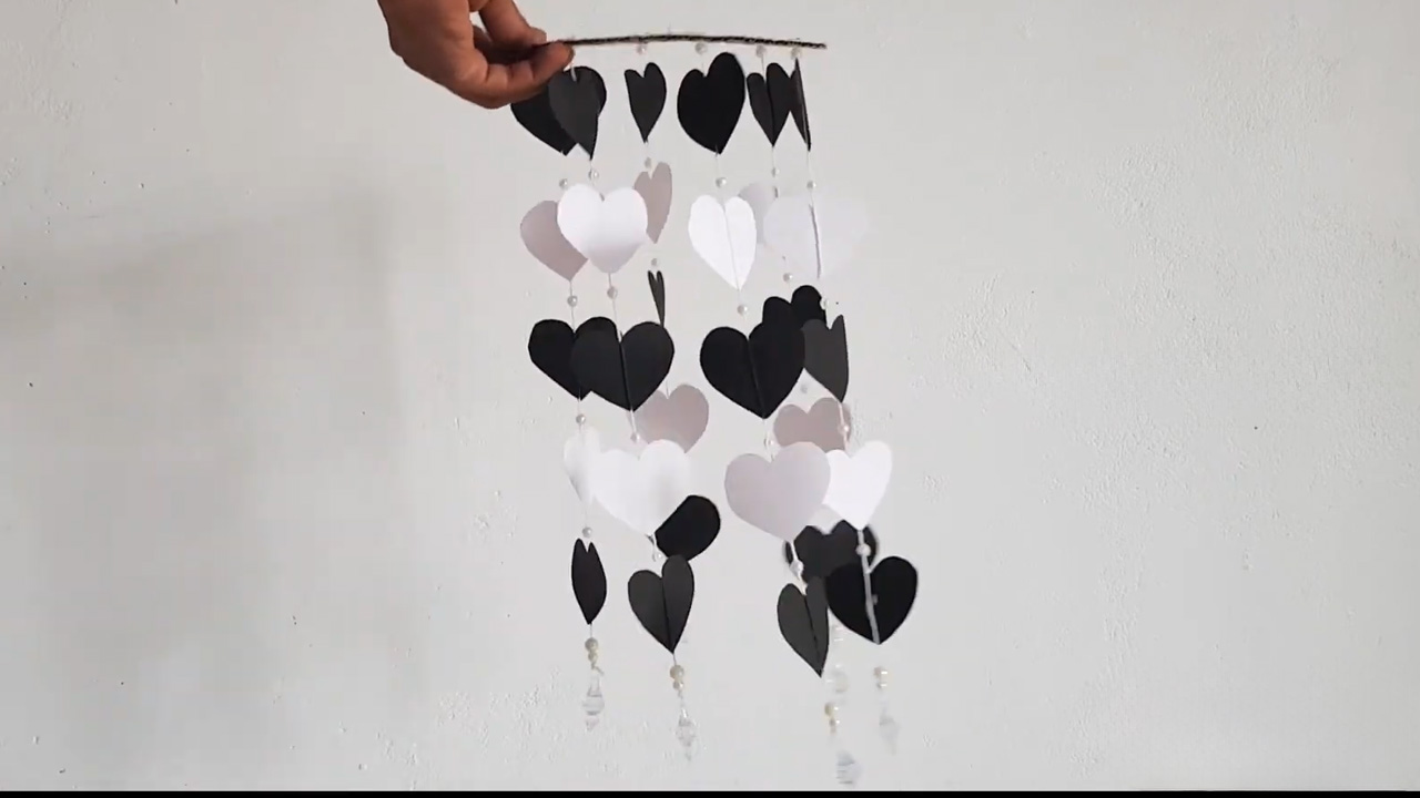DIY papieren hart aan de muur voor decoratie aan plafond of muur