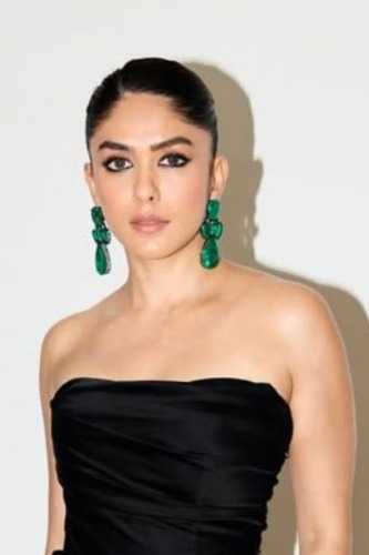 'That's respect': Mrunal Thakur hits back at trolls after viral clip ...