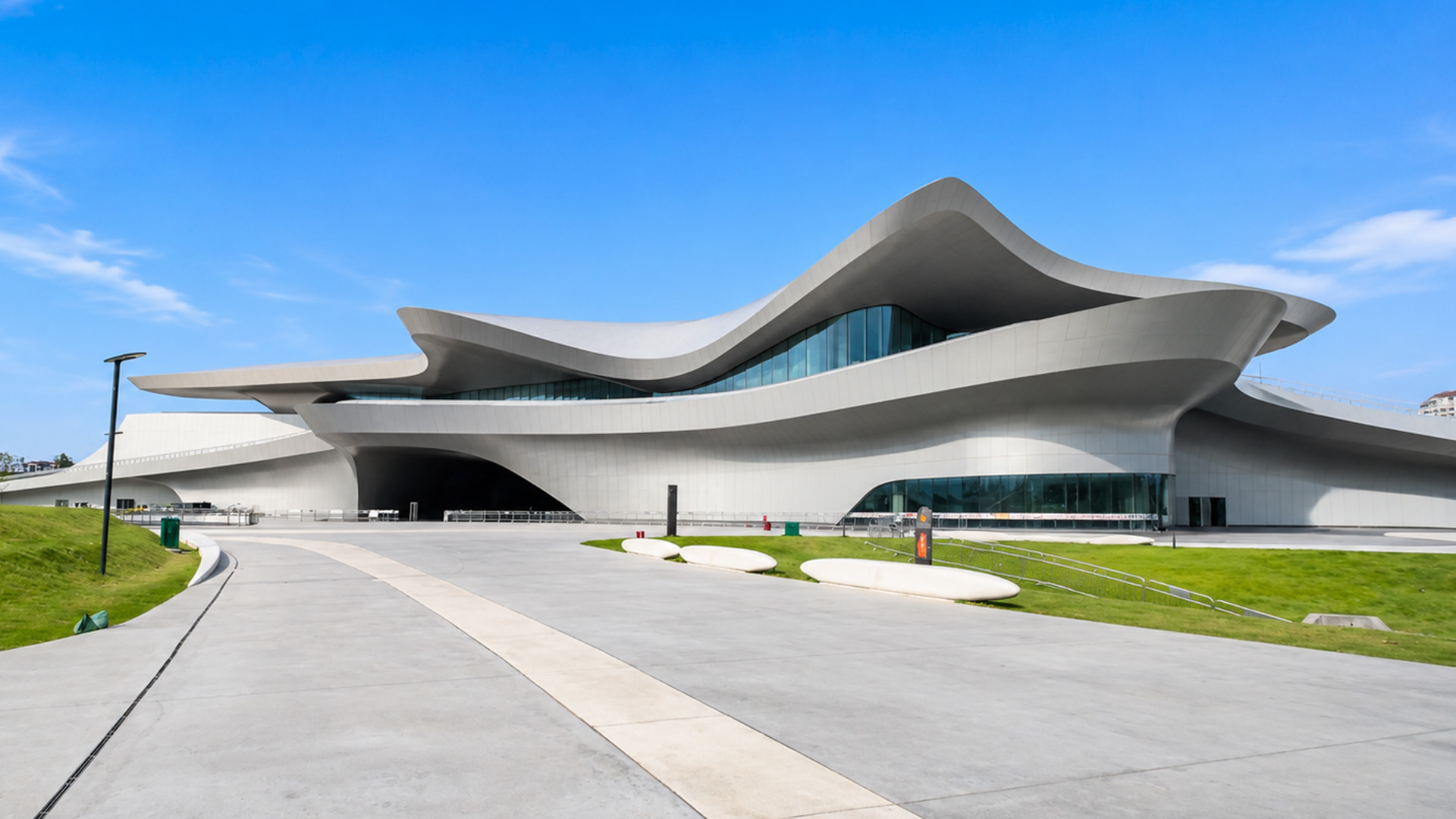 China’s future-themed museum features a wave-shaped exterior design
