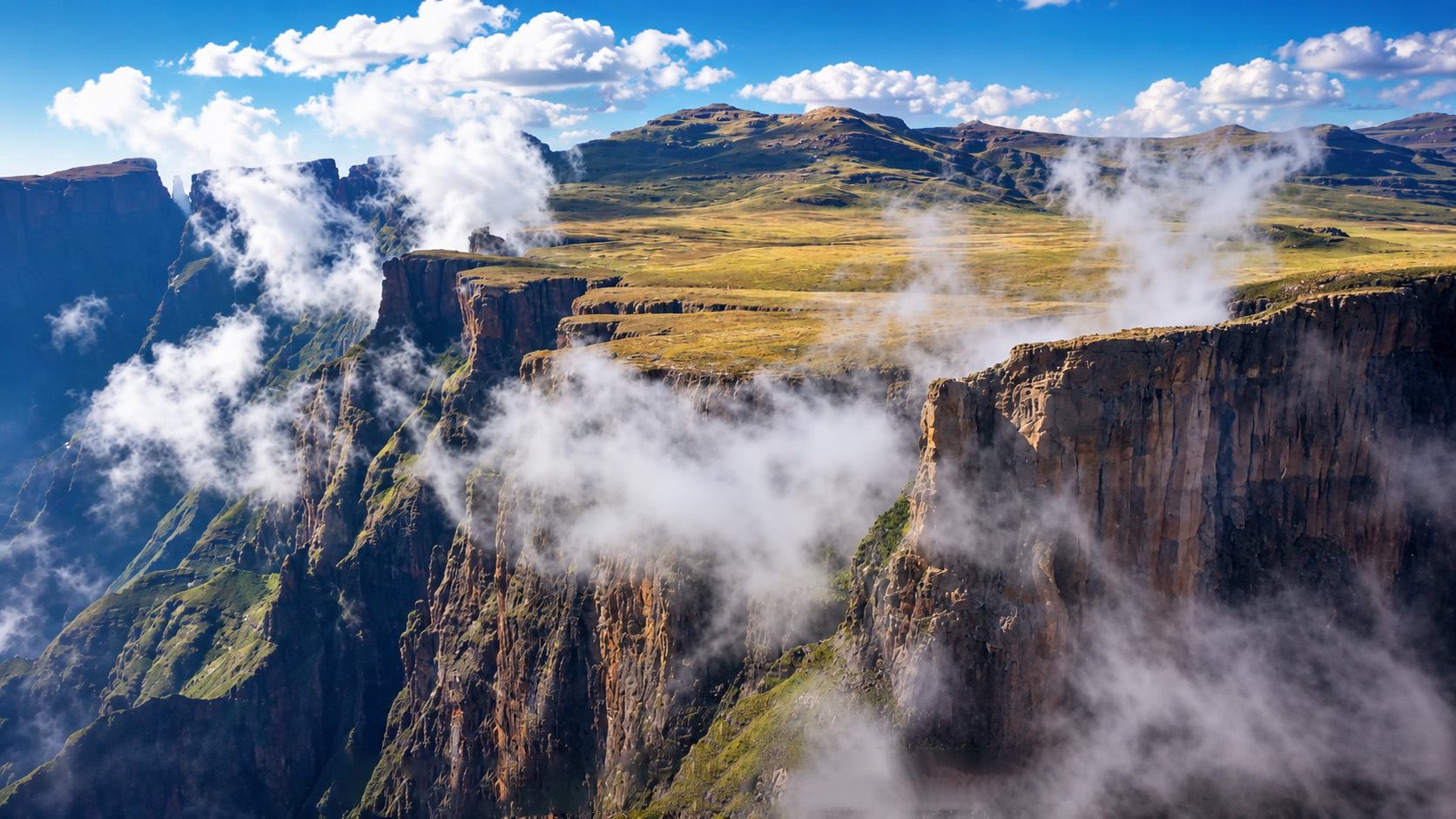 Das Drakensberg-Gebirge ragt hoch über den Wolken