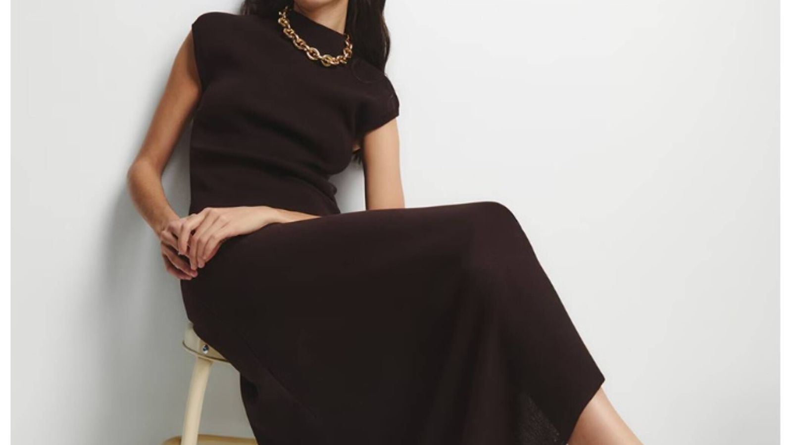 La falda asimétrica de Sfera que eleva cualquier look: es de punto y es ...