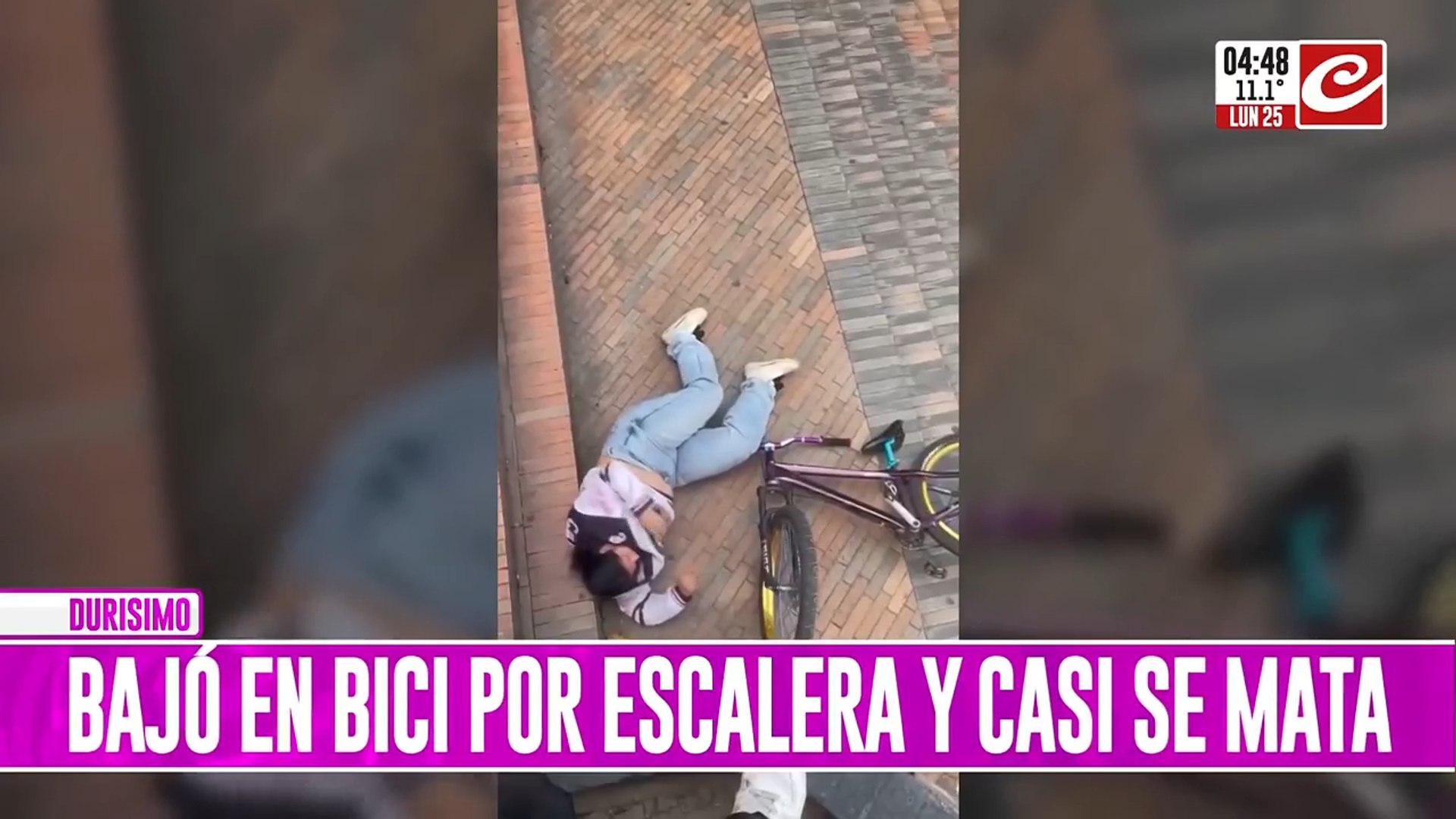 Doloroso final: bajaba en bici por las escaleras y mirá cómo terminó