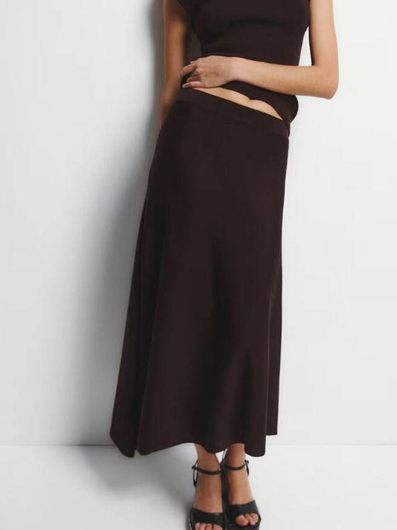 La falda asimétrica de Sfera que eleva cualquier look: es de punto y es ...