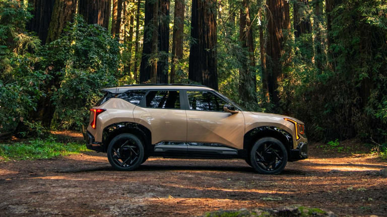 Forget the Volvo XC40—this Korean SUV costs $17,000 less and gets ...