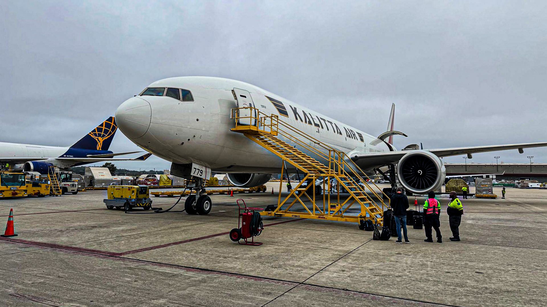 Why Airlines Are Cutting Open Retired Boeing 777s & Turning Them Into ...