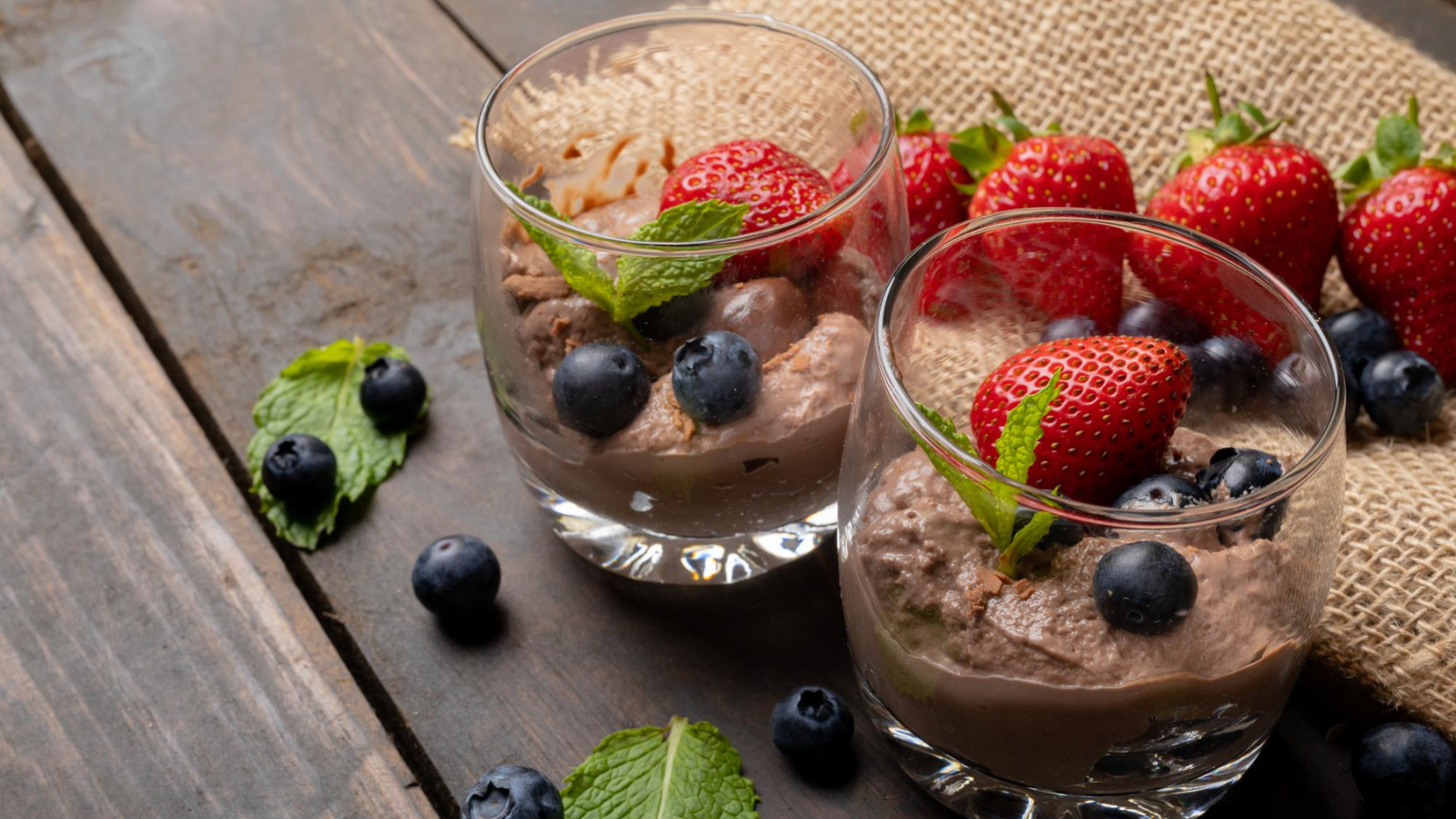 How to make creamy chocolate raspberry mousse at home