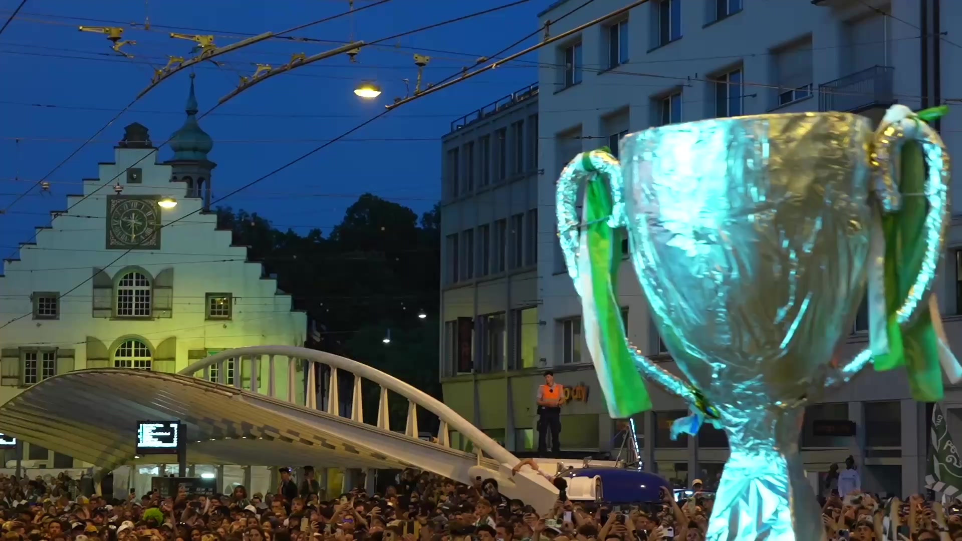 Des milliers de supporters célèbrent la victoire en coupe à Saint-Gall