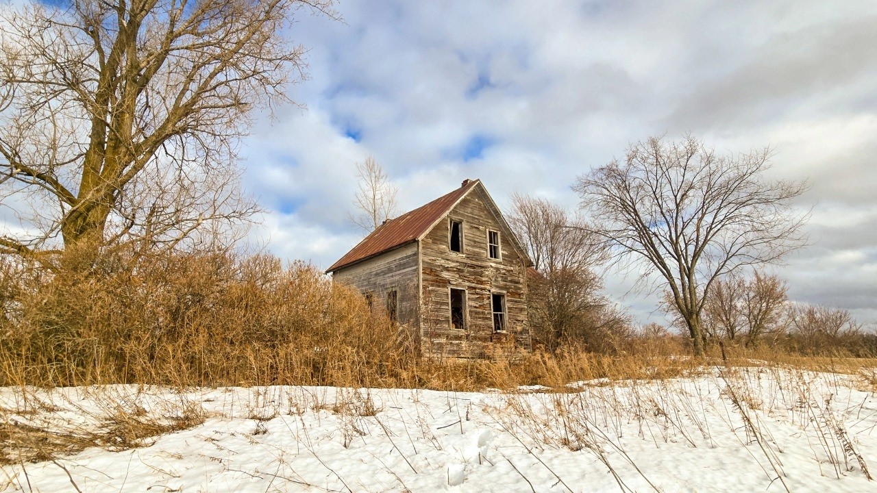 Exploring an abandoned house left untouched for 50 years