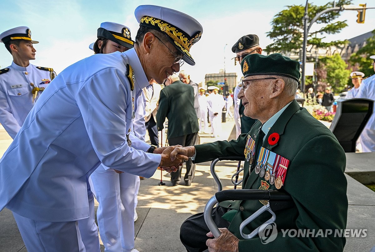 Navy chief meets Canadian war veteran