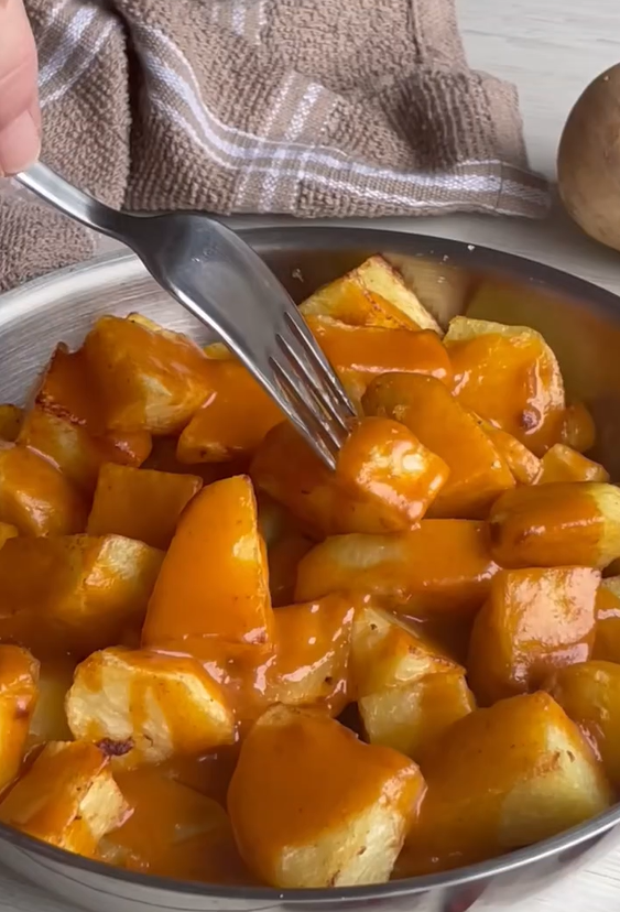 Patatas bravas tradicionales: receta clásica de tapa española con salsa ...