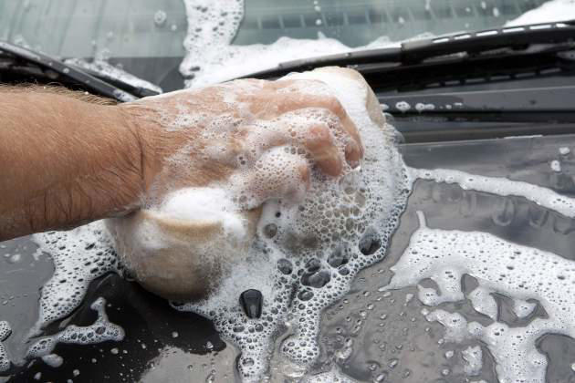 Cuidado con esta moda de limpiar el coche que te puede suponer una ...