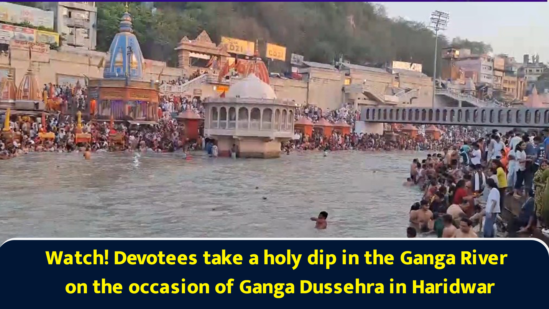 Watch! Devotees take a holy dip in the Ganga River on the occasion of ...