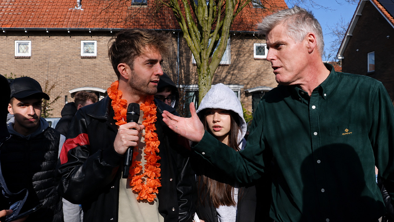 Boze docent onderbreekt grappig straatinterview buiten openbare school