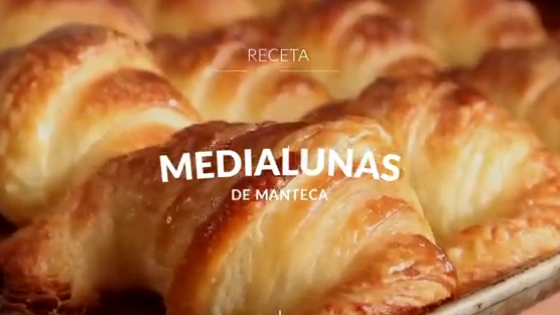 Medialunas de manteca caseras suaves y hojaldradas