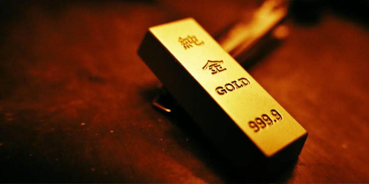 Guld stiger kraftigt och priset på olja rasar