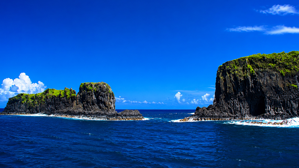 Two volcanic cliffs guarding a hidden part of the Pacific