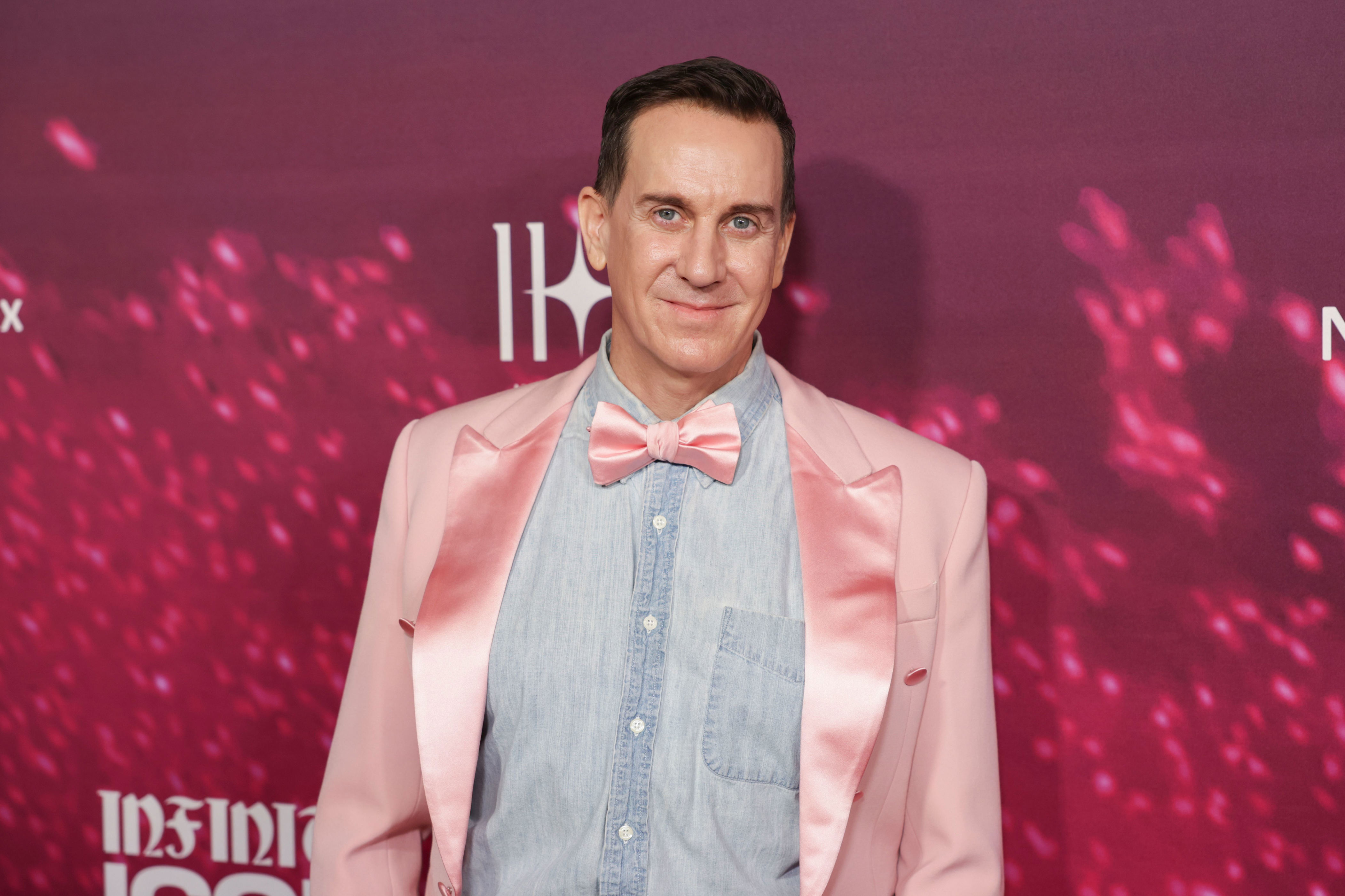 Jeremy Scott shreds speech by AI while graduates cheer