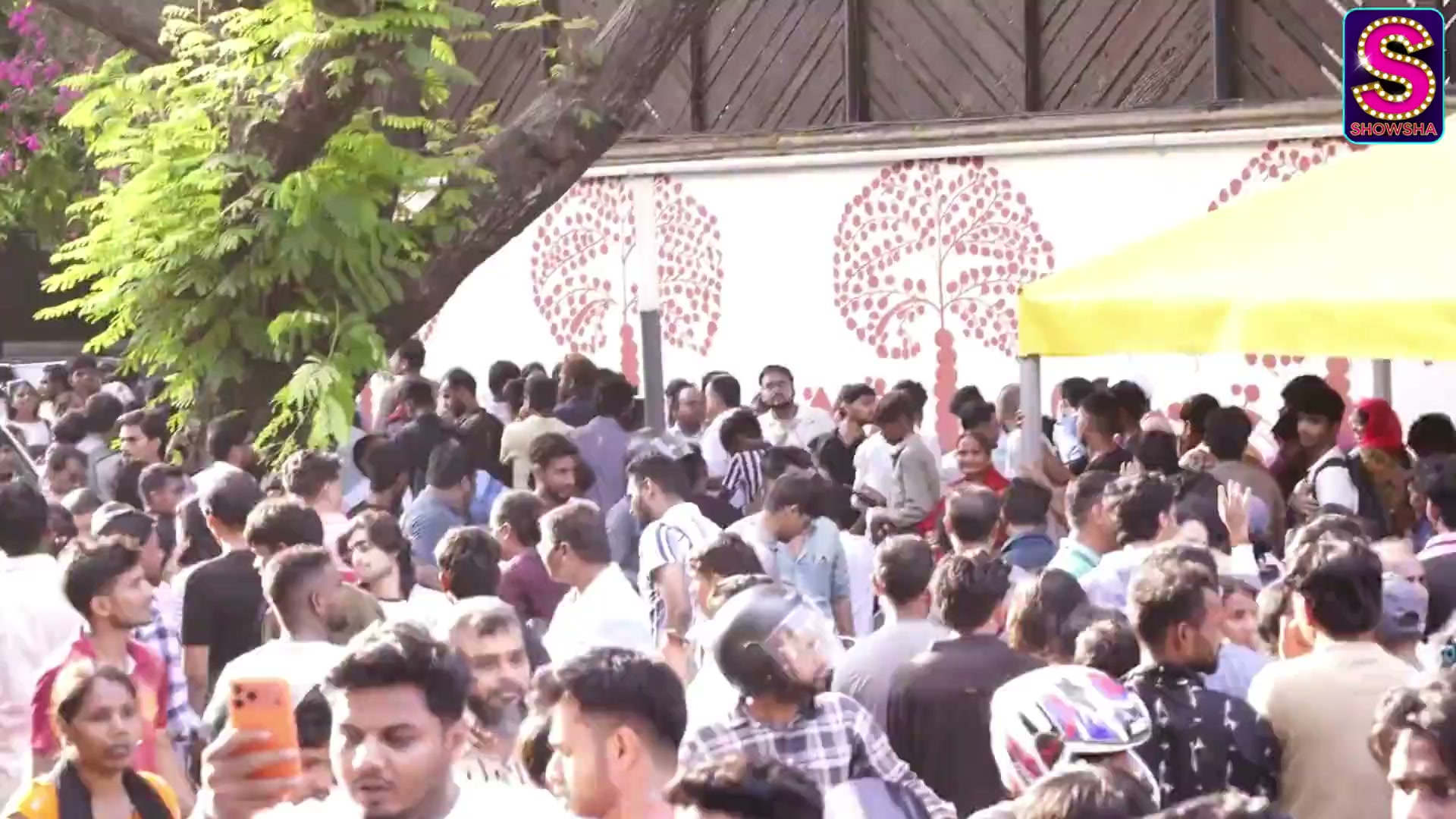 Amitabh Bachchan greets fans outside Jalsa while putting ...