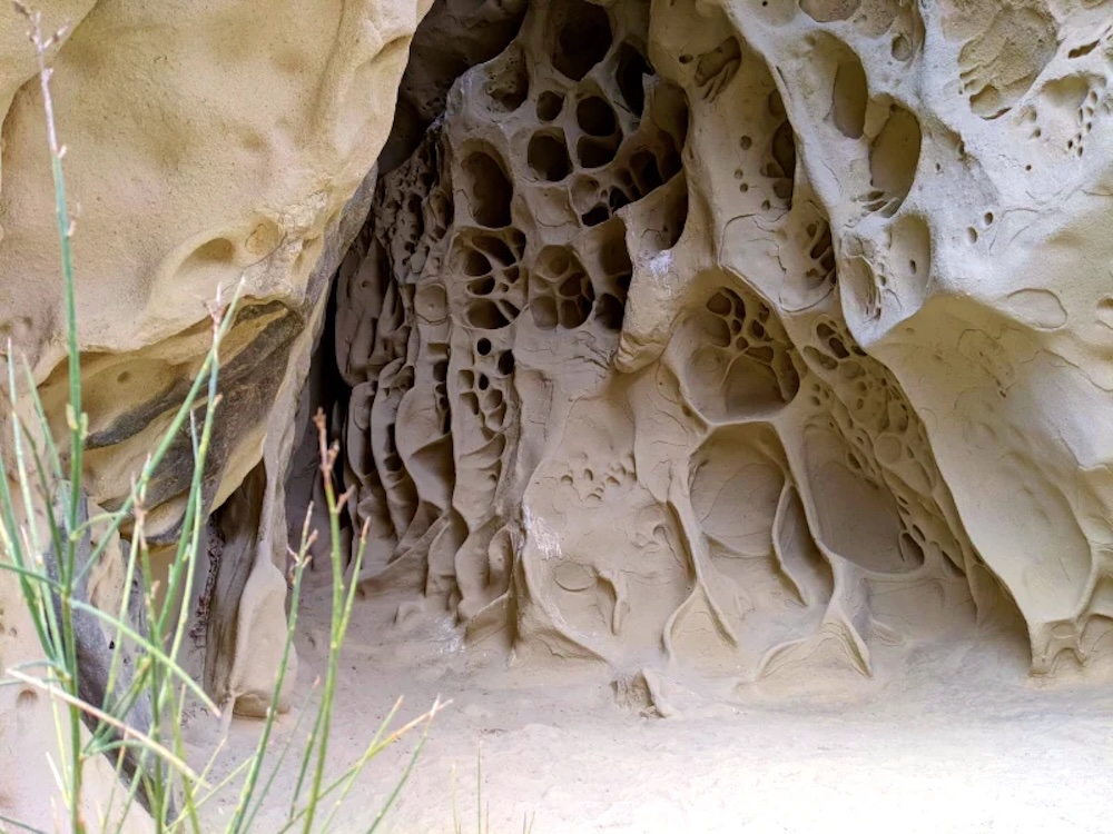 Le fessure verticali scolpite dal vento nell’arenaria: un giro nelle ...