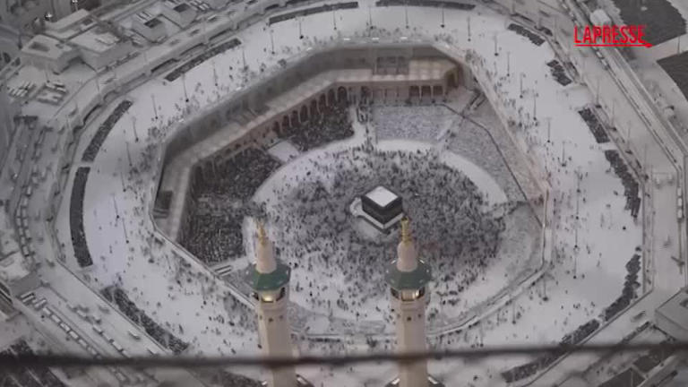 La Mecca, milioni di fedeli musulmani girano attorno alla Kaaba: il ...