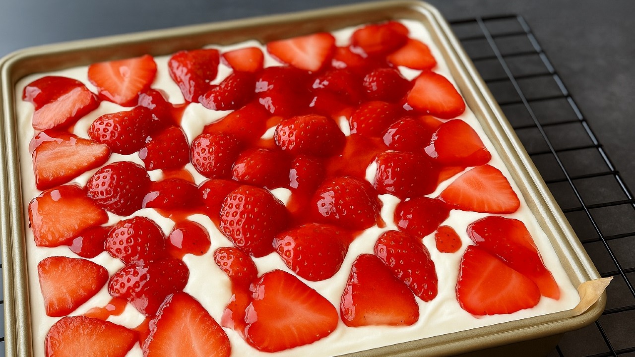 Simple eggless strawberry and cream cake everyone loves