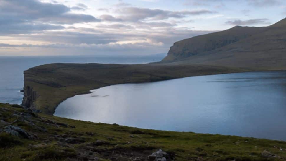 Floating lake or illusion? This loch appears floating above ocean - Did ...