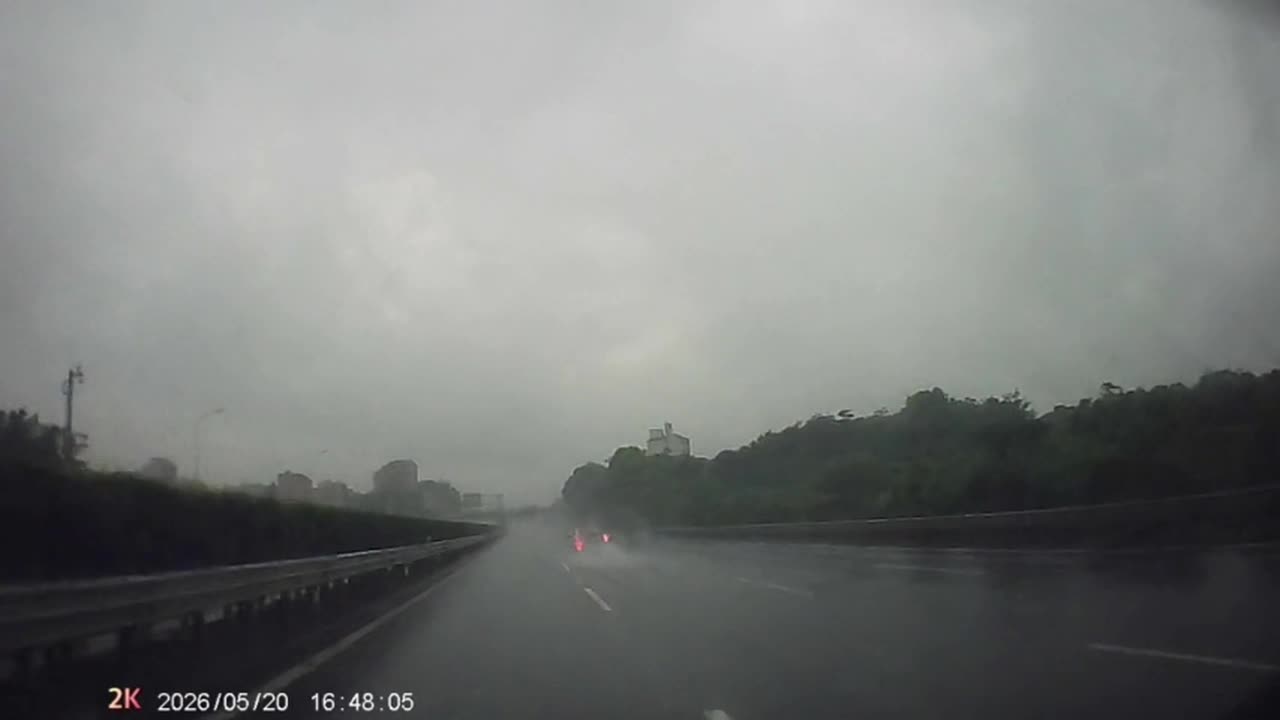 Car skids during heavy rain on highway nearly hits barrier in Jiangxi ...