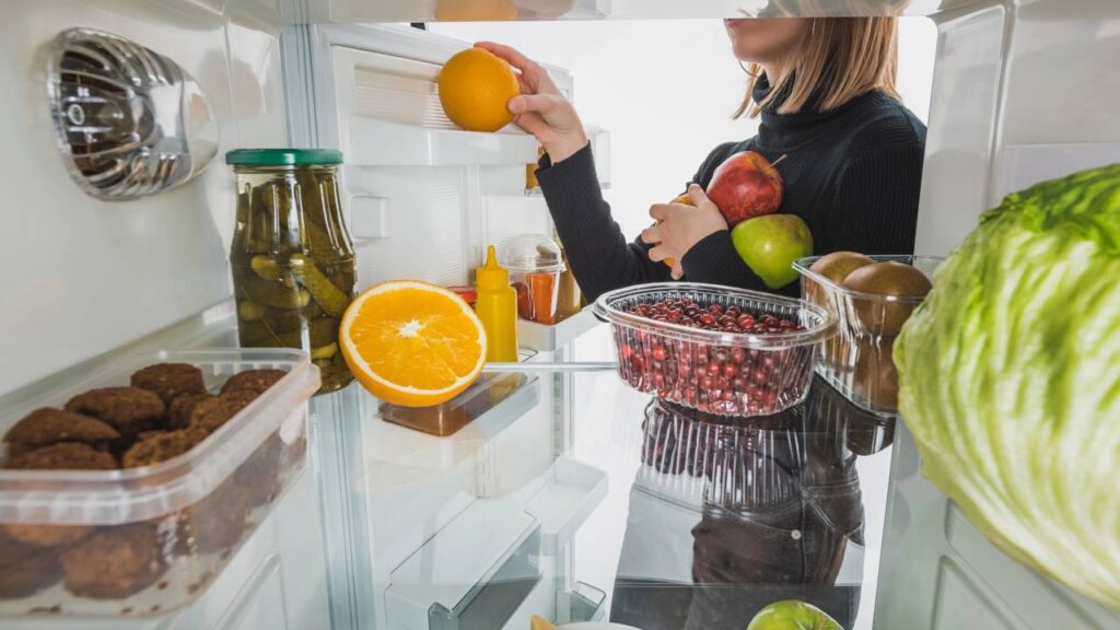 Comida quente na geladeira estraga o aparelho? A ciência explica ...