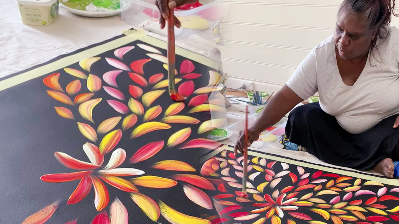 Aboriginal artist seamlessly paints bush medicine leaves