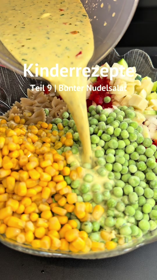 Einfacher, bunter Nudelsalat für glückliche kleine Esser