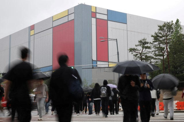 Samsung employees’ US$400K bonuses stir wage-gap debate in South Korea