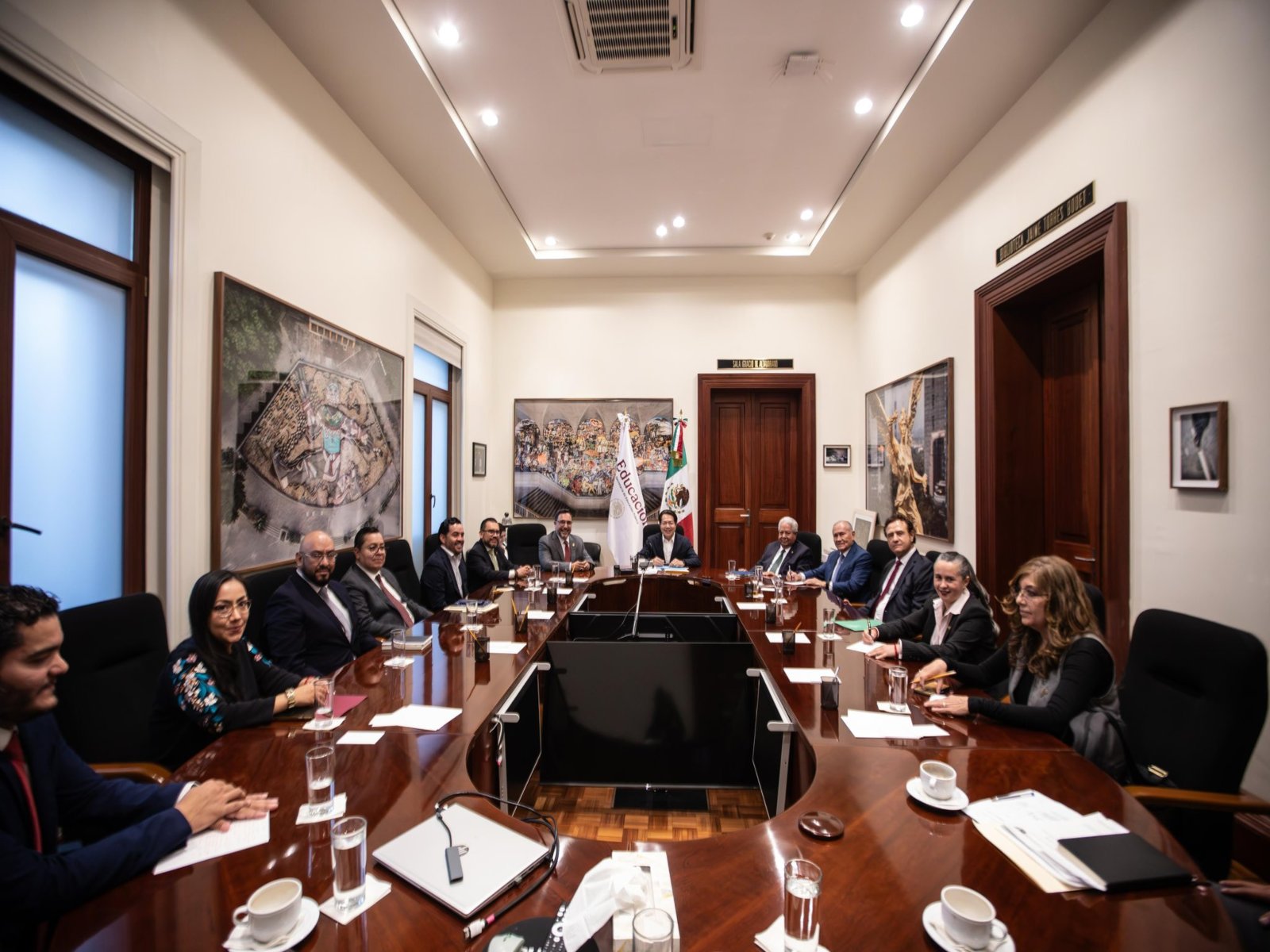 “Se vienen cosas muy buenas”: Mario Delgado se reúne con director del ...