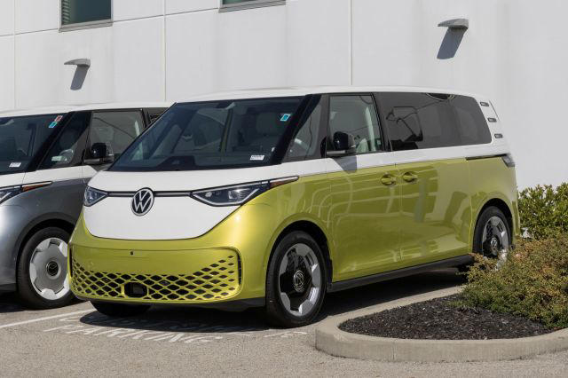 Families are begging for EV minivans, but the US market still has ...