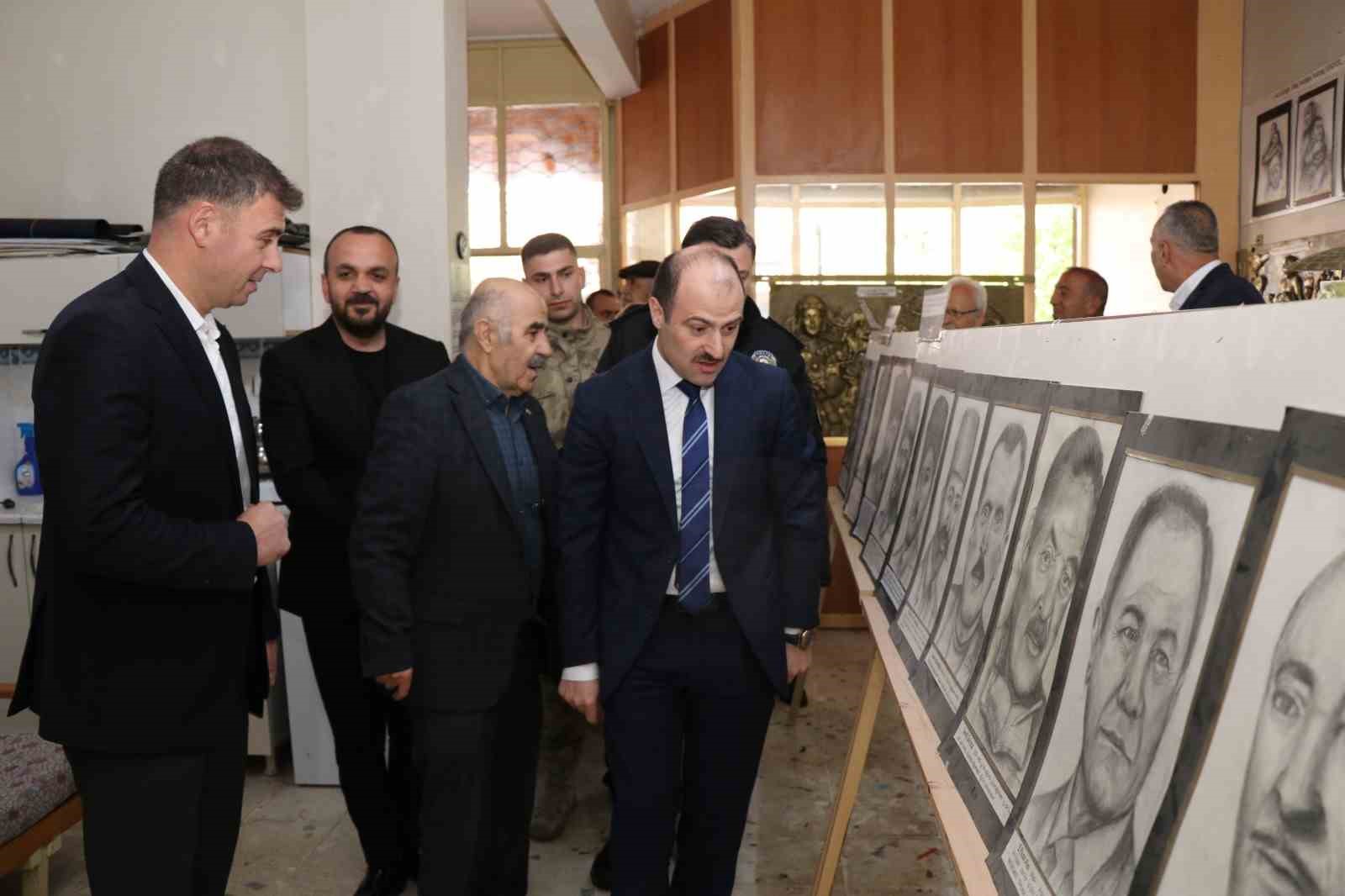 Oltu’da rölyef ve karakalem sergisi açıldı