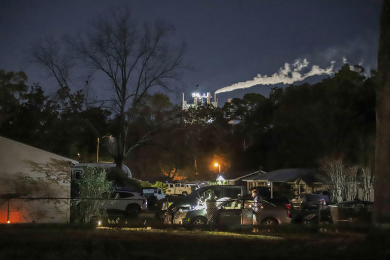 Port Wentworth residents near paper mill report concerning white dust