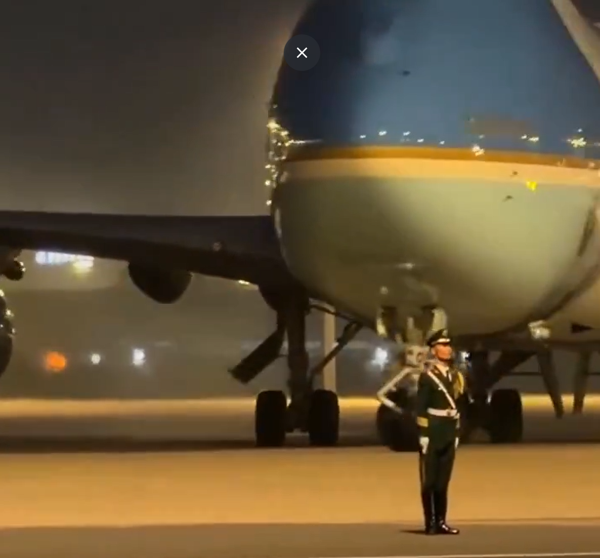 Chinese military officer seen standing like a robot as Air Force One ...