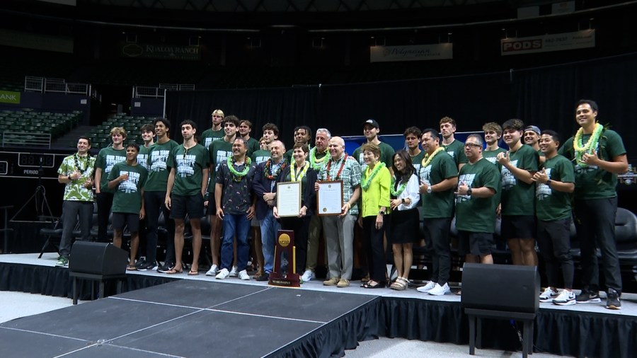 Thousands of Hawaii fans welcome national champion 'Bows team home