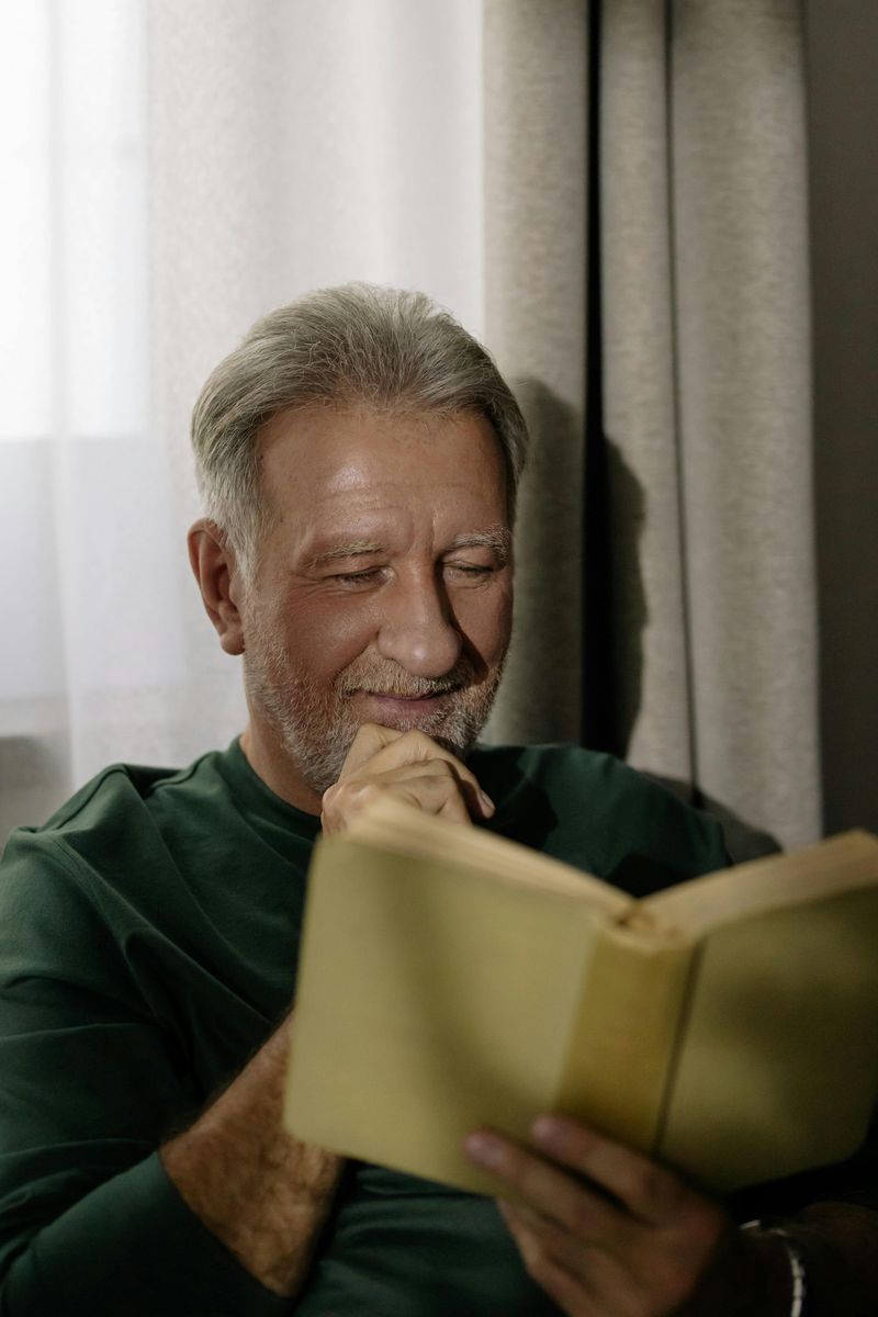 Men who avoid visitors and keep few friends often share these 10 ...