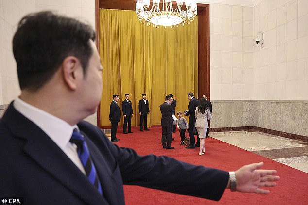Musk makes bizarre faces for photo with Apple CEO Tim Cook during China ...