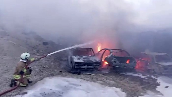 Konteyner yatakhanede başlayan yangında alevlerin sıçradığı 8 araç ...