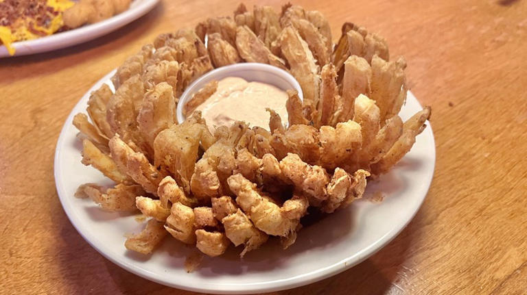 Texas Roadhouse's best appetizer rivals a famous dish from Outback ...