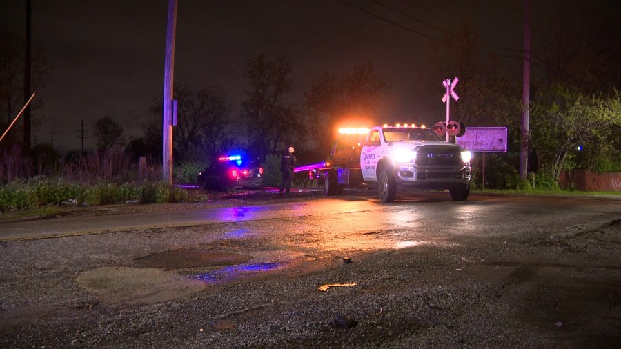Suspects flee after Garfield Heights chase, crash