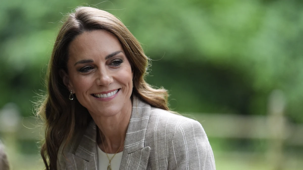 Kate Middleton suaviza su estilo en Italia: de la blazer de raya ...