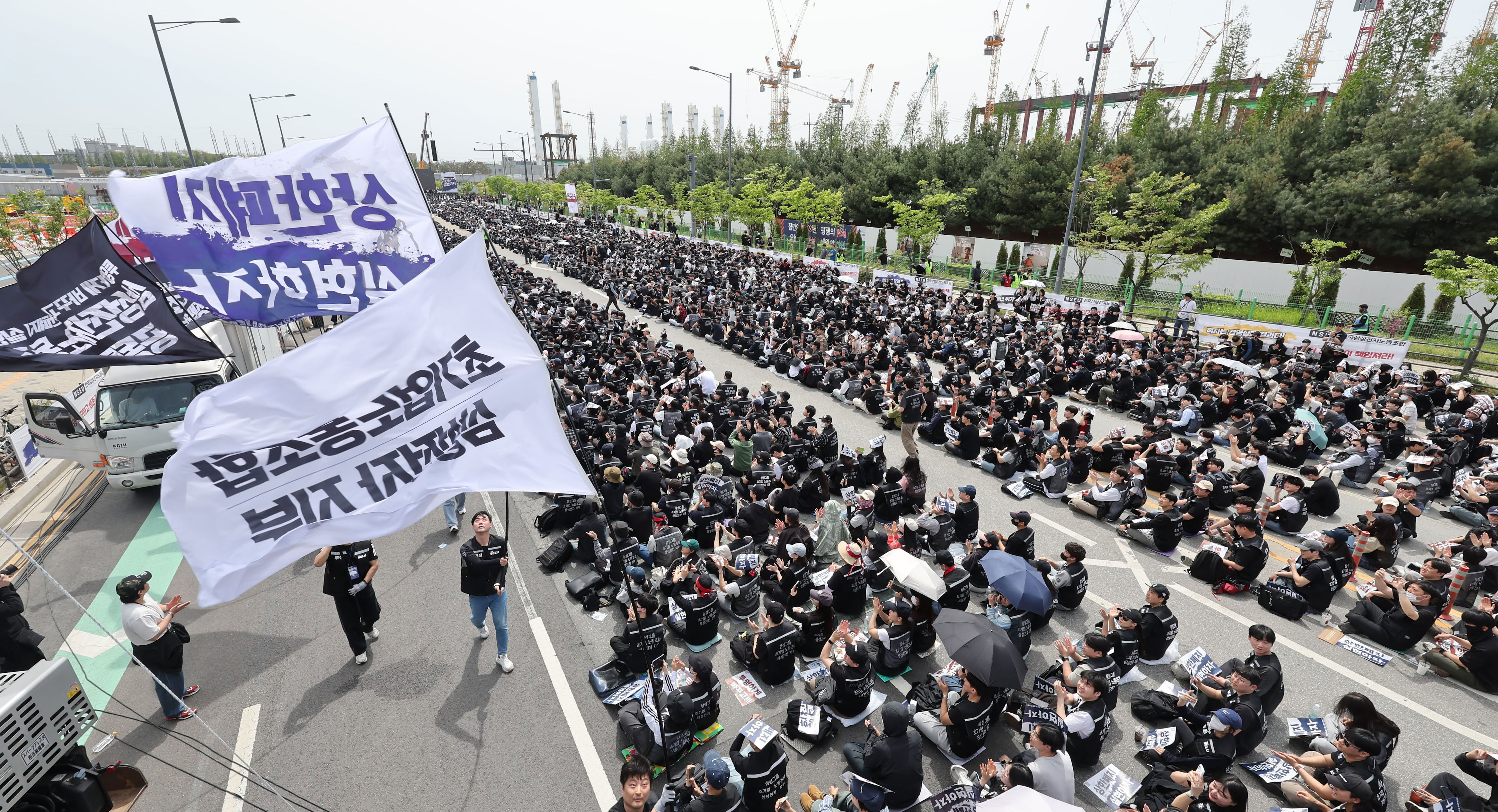 Samsung Electronics reduces semiconductor production ahead of union strike