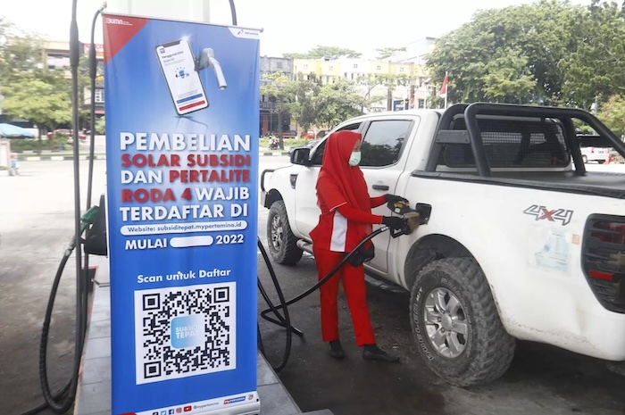 Pembatasan pertalite dan solar subsidi diproyeksi hemat konsumsi ...