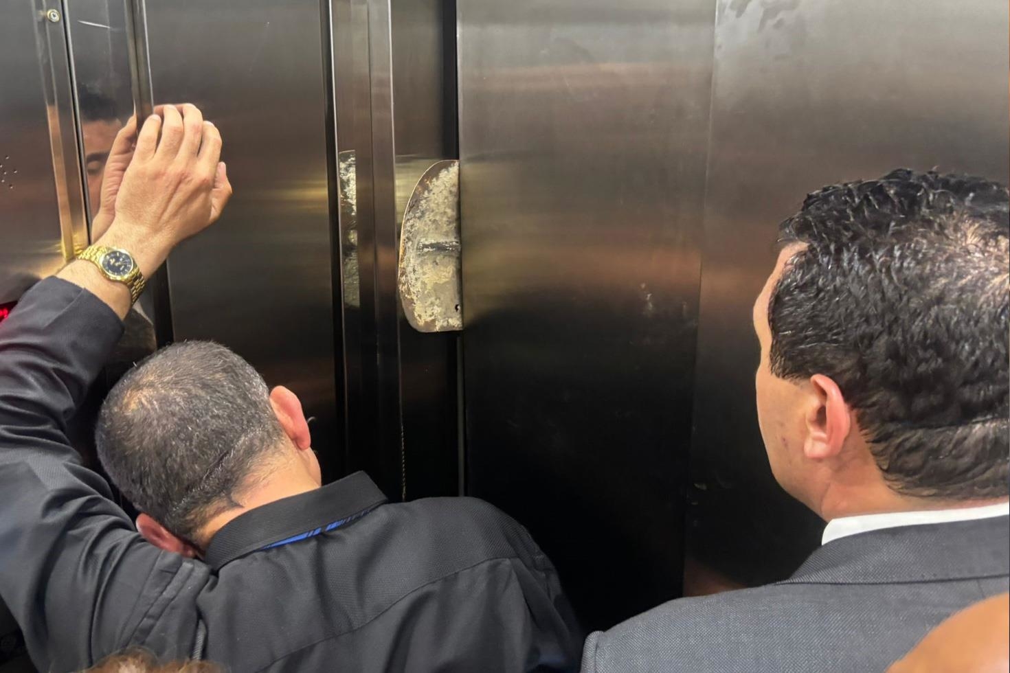 CHP'li heyet asansörde mahsur kaldı! İşte o anlar